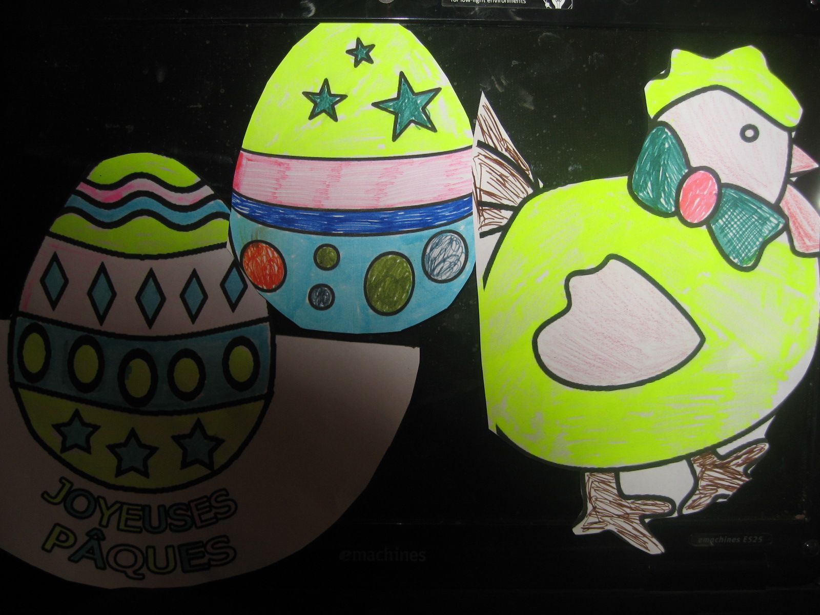 la poule avec ses oeufs